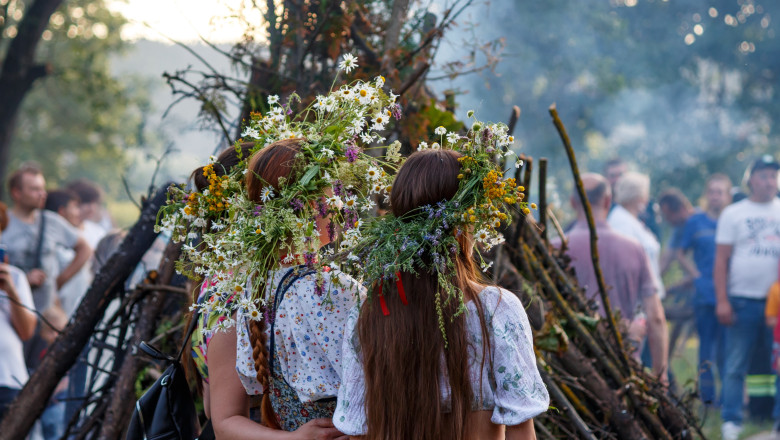Sărbătoarea de Sânziene 2025. De ce se pune busuioc sub pernă în ...